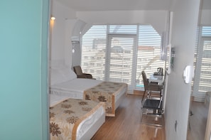 Roupas de cama premium, frigobar, escrivaninha