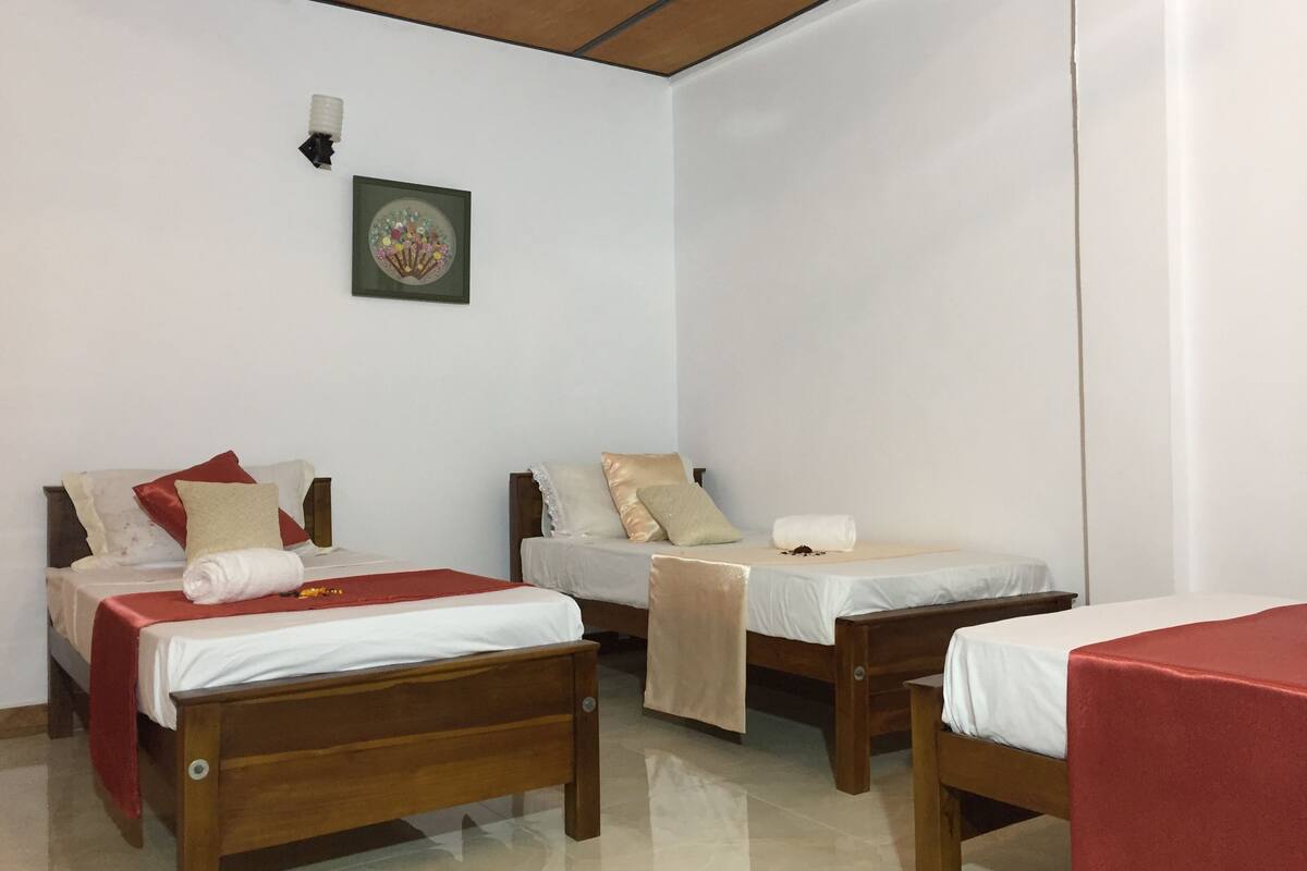 Quarto Familiar, 1 quarto, casa de banho privativa, vista para o jardim | Cofre no quarto, secretária, quartos insonorizados