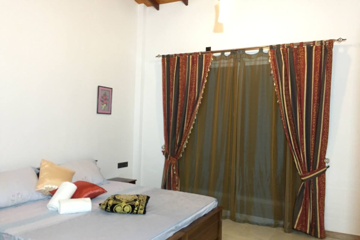 Quarto Duplo Deluxe, 1 quarto, não fumadores, casa de banho privativa | Cofre no quarto, secretária, quartos insonorizados