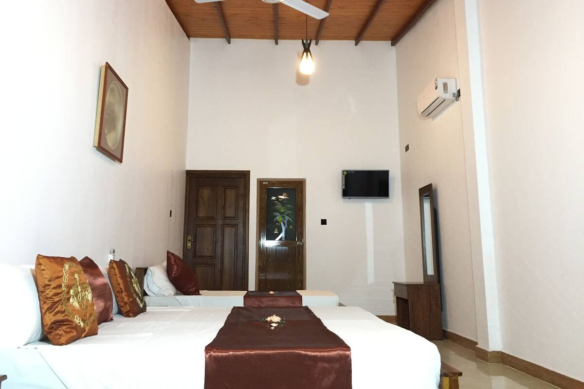 Quarto Triplo Deluxe, 1 quarto, casa de banho privativa, vista para a montanha | Cofre no quarto, secretária, quartos insonorizados