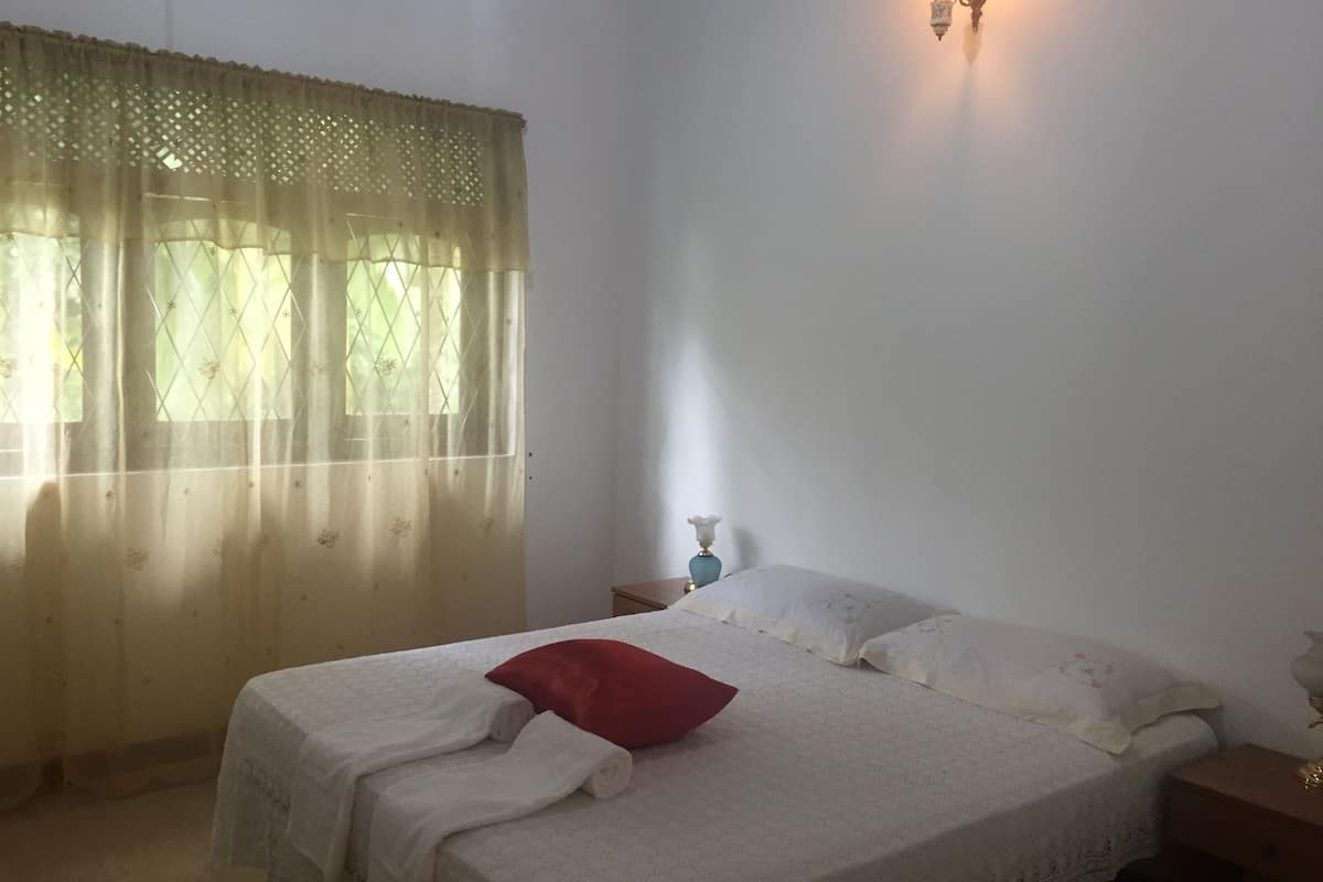 Quarto Duplo Standard, 1 quarto, casa de banho privativa | Cofre no quarto, secretária, quartos insonorizados