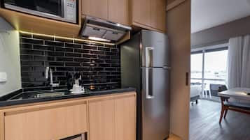 Suite, 1 cama de casal | Cofre no quarto, secretária, cortinas/cortinados opacos
