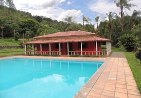 Piscina externa, espreguiçadeiras