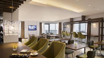 2 bares/lounges, este bar com adega tradicional