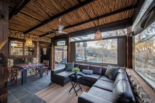 Deluxe Villa | Sala de estar | Televisor de ecrã plano de 60 polegadas com canais de TV premium 