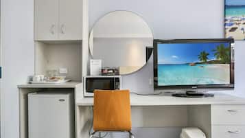 Quarto, 1 cama de casal, acessível | Área de estar | TV de tela plana 55 polegadas com canais a cabo, TV, Netflix