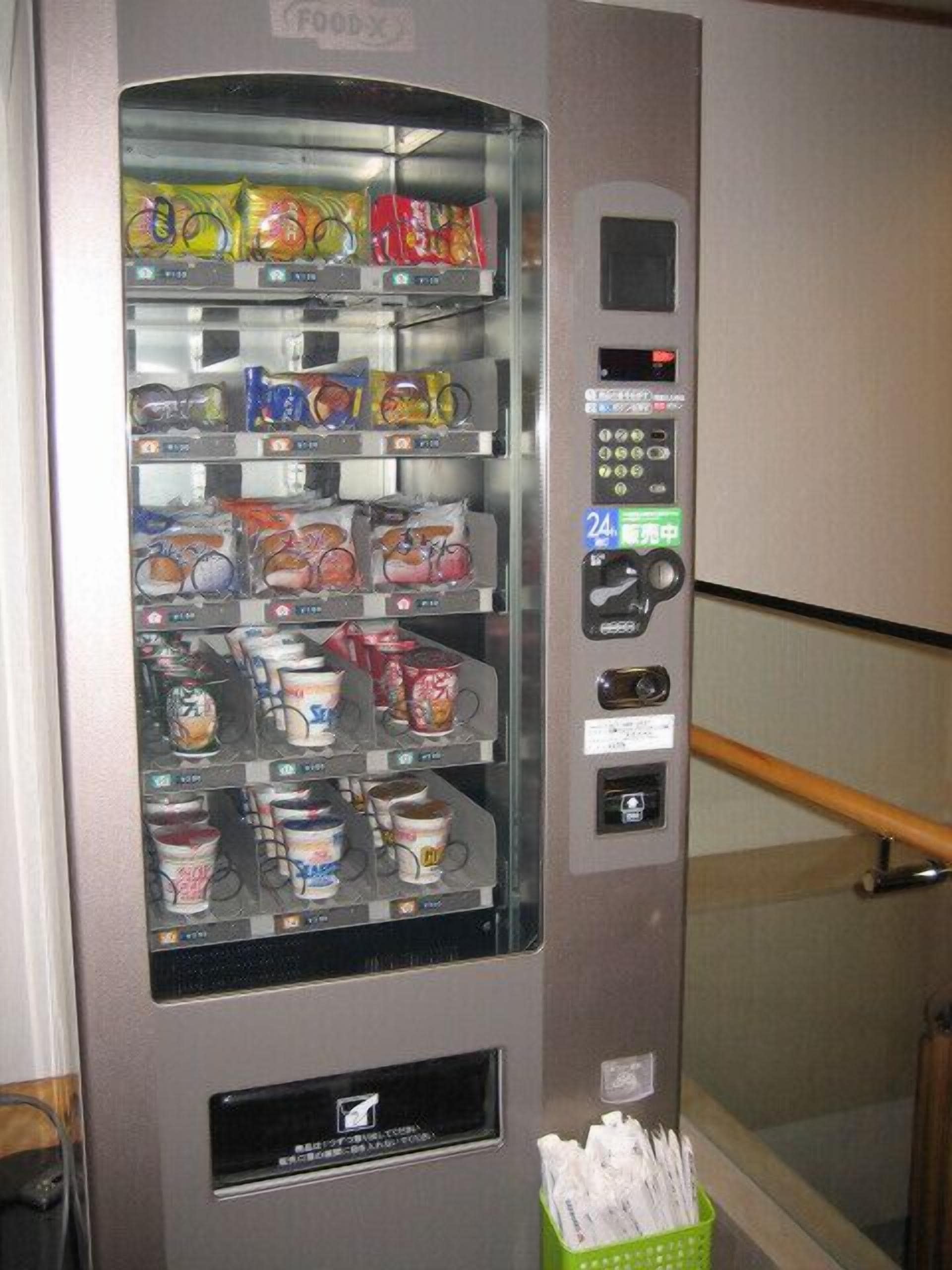 Máquina de vendas com diversos lanches e bebidas embalados.