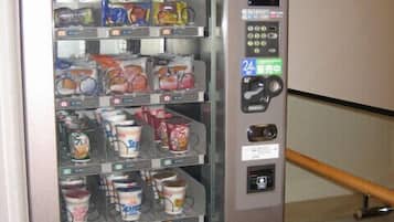 Máquina de vendas com diversos lanches e bebidas embalados.