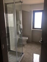 Quarto Triplo | Casa de banho | Um polibã, artigos de higiene pessoal grátis, um secador de cabelo 