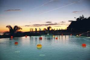 Piscina exterior, guarda-sóis, espreguiçadeiras 