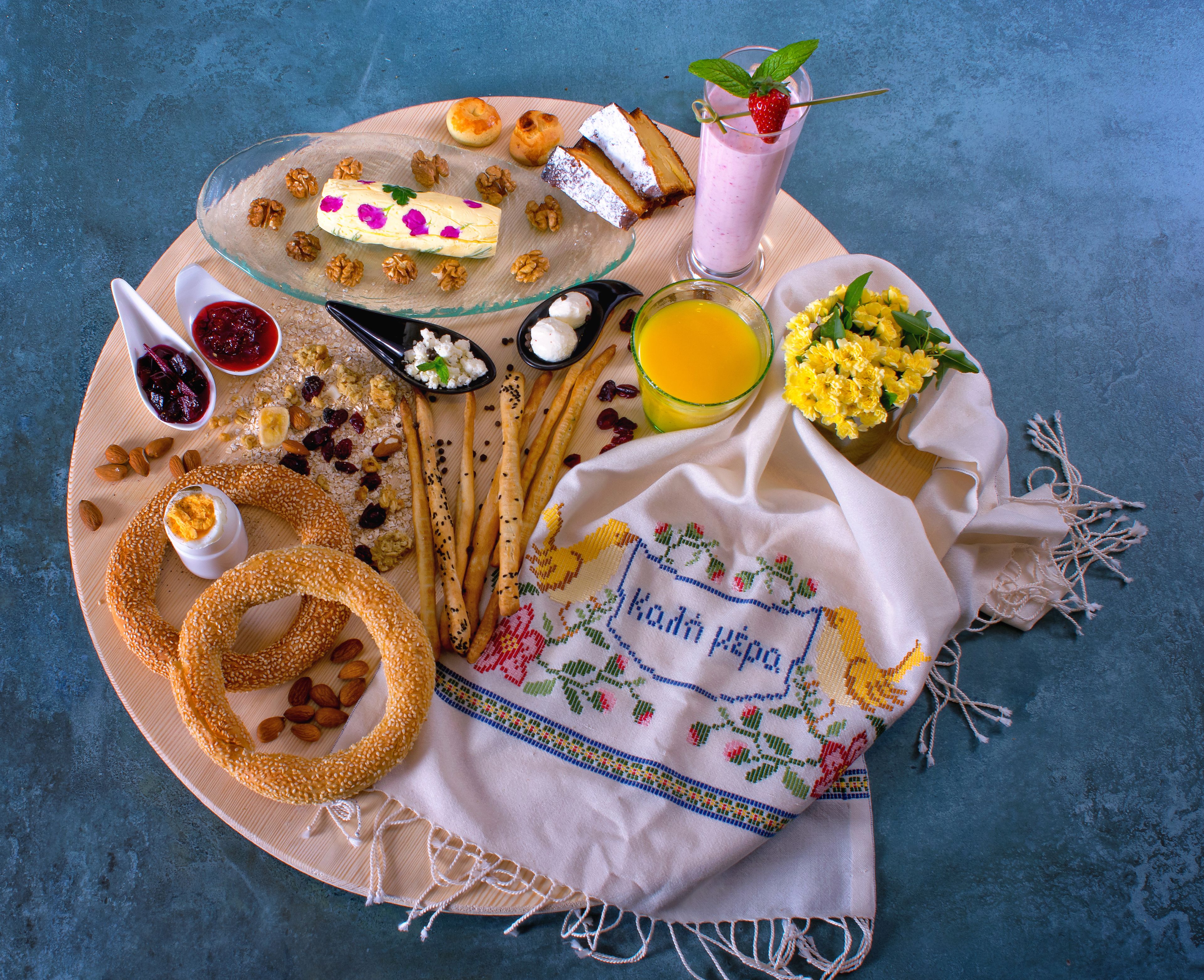 Uma mesa com diversos alimentos, incluindo pão, frutos secos e uma bebida.