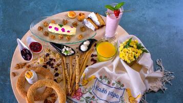 Uma mesa com diversos alimentos, incluindo pão, frutos secos e uma bebida.