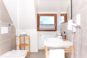Quarto casal, sacada | Banheiro | Chuveiro, produtos de toalete grátis, secador de cabelo