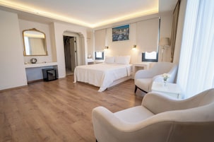 Havuz Manzarali Terasli Deluxe Oda | Roupa de alta qualidade, cofre no quarto, Wi-fi grátis 