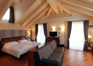 Suite | Roupa de alta qualidade, minibar, cofre no quarto 