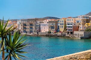 Na praia, espreguiçadeiras, guarda-sóis de praia, snorkel 