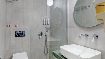 Chuveiro, produtos de toalete grátis, secador de cabelo, chinelos