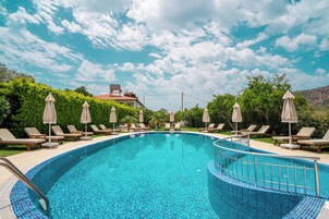 Piscina exterior, guarda-sóis, espreguiçadeiras 