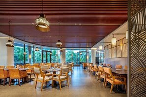 2 restaurantes, pequenos-almoços servidos 