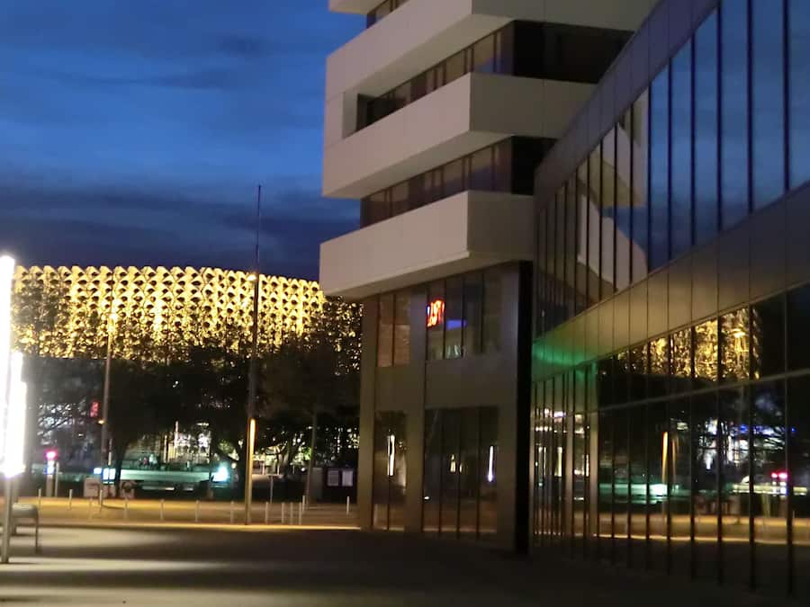 Fachada do alojamento (tarde/noite)