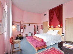 Quarto Familiar | Cofre no quarto, secretária 