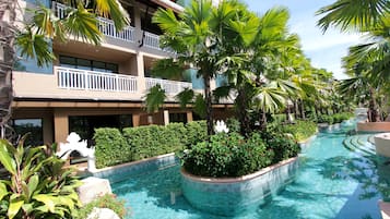 3 piscinas externas, guarda-sóis, espreguiçadeiras