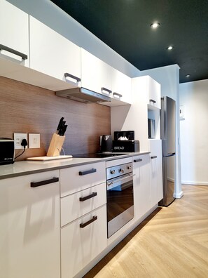 Uma cafeteira/bule, uma chaleira elétrica 