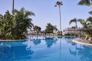 Piscina interior, piscina exterior, espreguiçadeiras 
