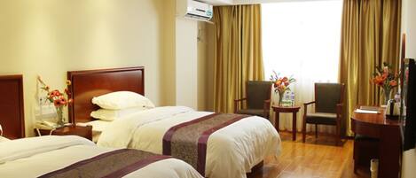 Quarto Twin Standard | Cortinas/cortinados opacos, ferro/tábua de engomar, Wi-fi grátis