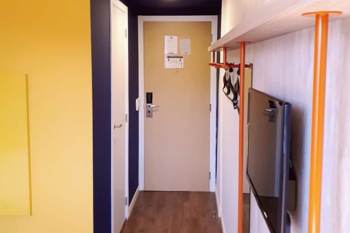 Quarto Twin Clássico, 2 camas individuais | Secretária, cortinas/cortinados opacos, quartos insonorizados