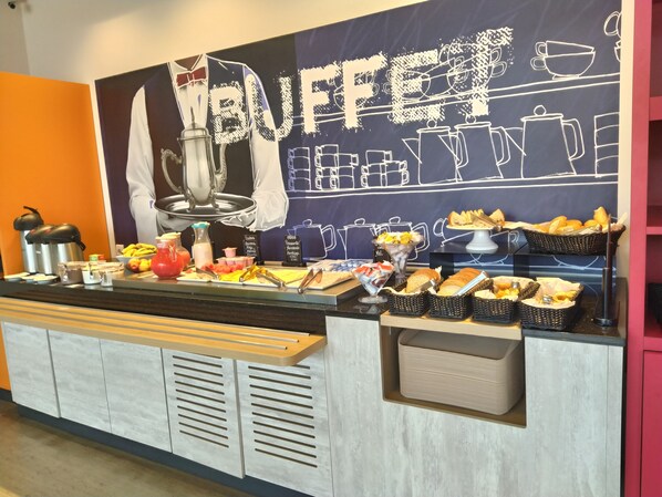 Pequeno-almoço tipo buffet diário mediante uma taxa