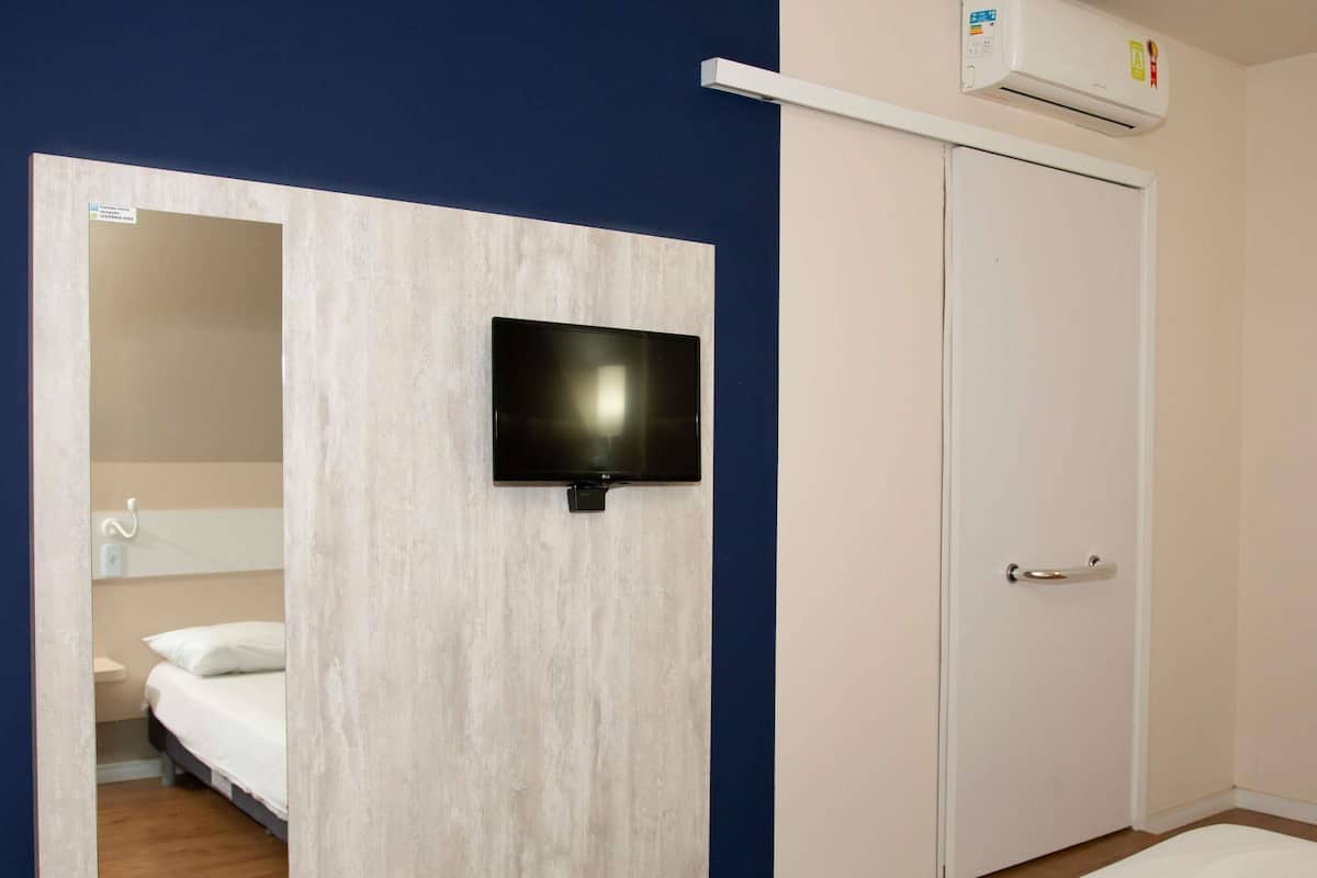 Quarto clássico, 1 cama de casal | Escrivaninha, cortinas blackout, quartos à prova de som, berços grátis