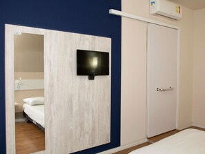 Quarto clássico, 1 cama de casal | Escrivaninha, cortinas blackout, quartos à prova de som, berços grátis