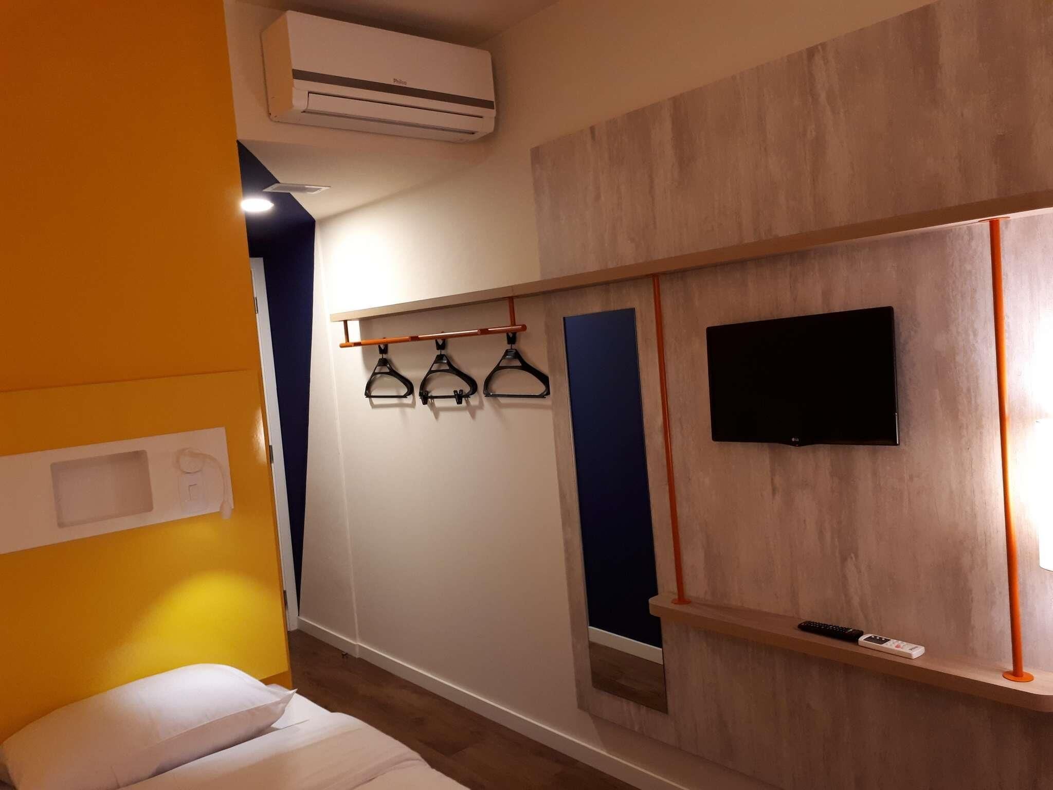 Quarto clássico, 1 cama de casal | Escrivaninha, cortinas blackout, quartos à prova de som, berços grátis