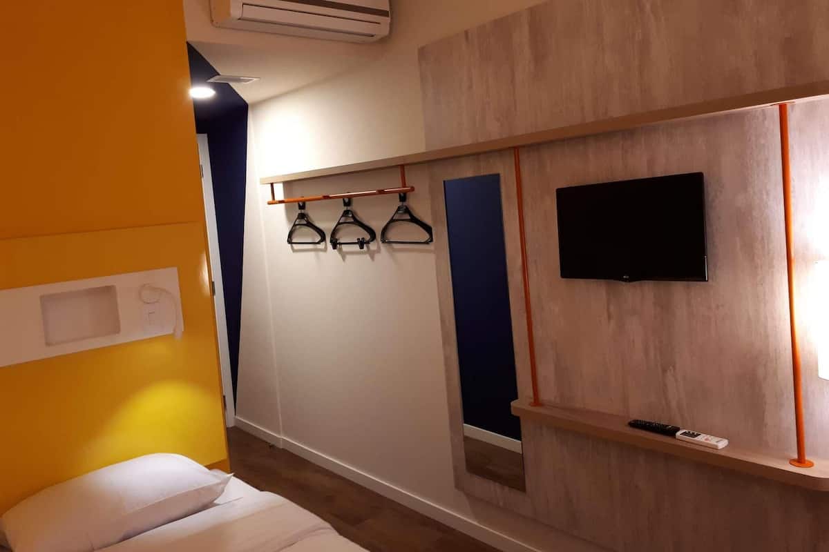 Quarto clássico, 1 cama de casal | Escrivaninha, cortinas blackout, quartos à prova de som, berços grátis