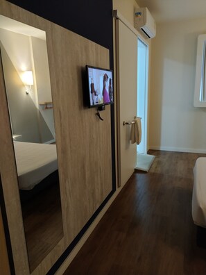 Quarto clássico, 1 cama de casal | Escrivaninha, cortinas blackout, quartos à prova de som, berços grátis