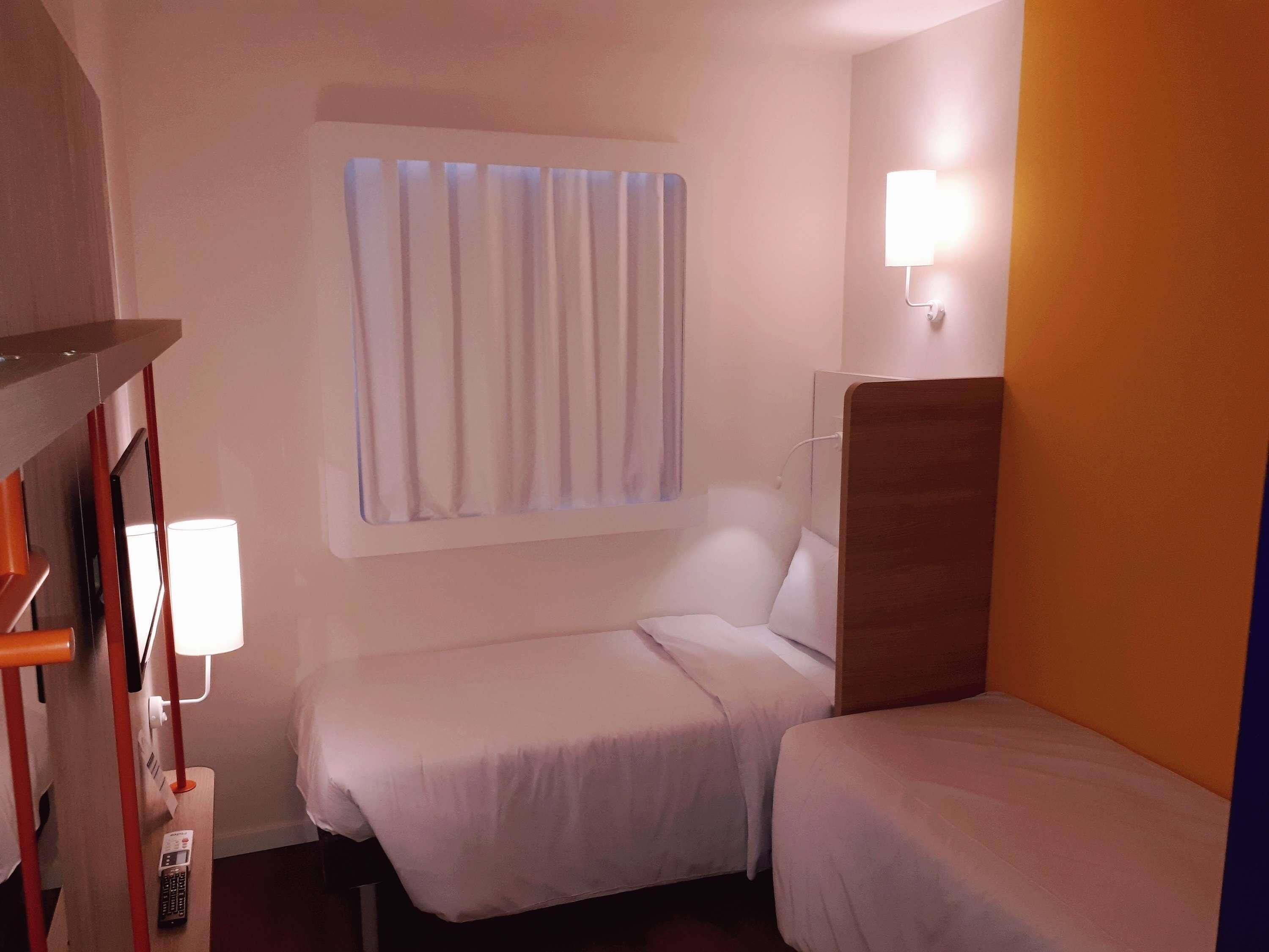 Quarto Twin Clássico, 2 camas individuais | Secretária, cortinas/cortinados opacos, quartos insonorizados 