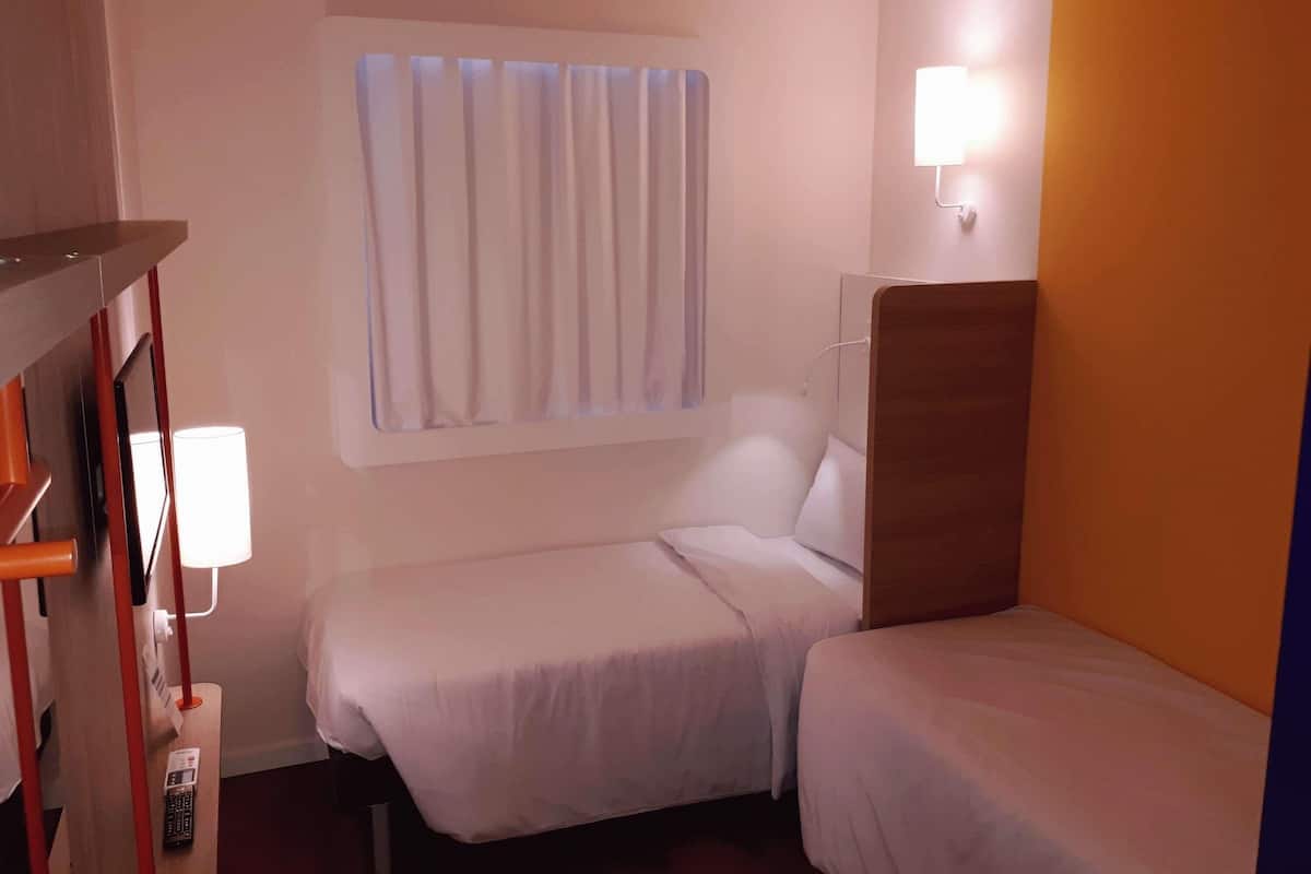 Quarto Twin Clássico, 2 camas individuais | Secretária, cortinas/cortinados opacos, quartos insonorizados