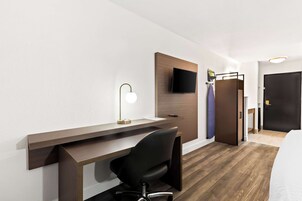 Quarto standard, 1 cama King, acessível, geladeira e micro-ondas | Roupas de cama premium, escrivaninha, espaço de trabalho para notebook