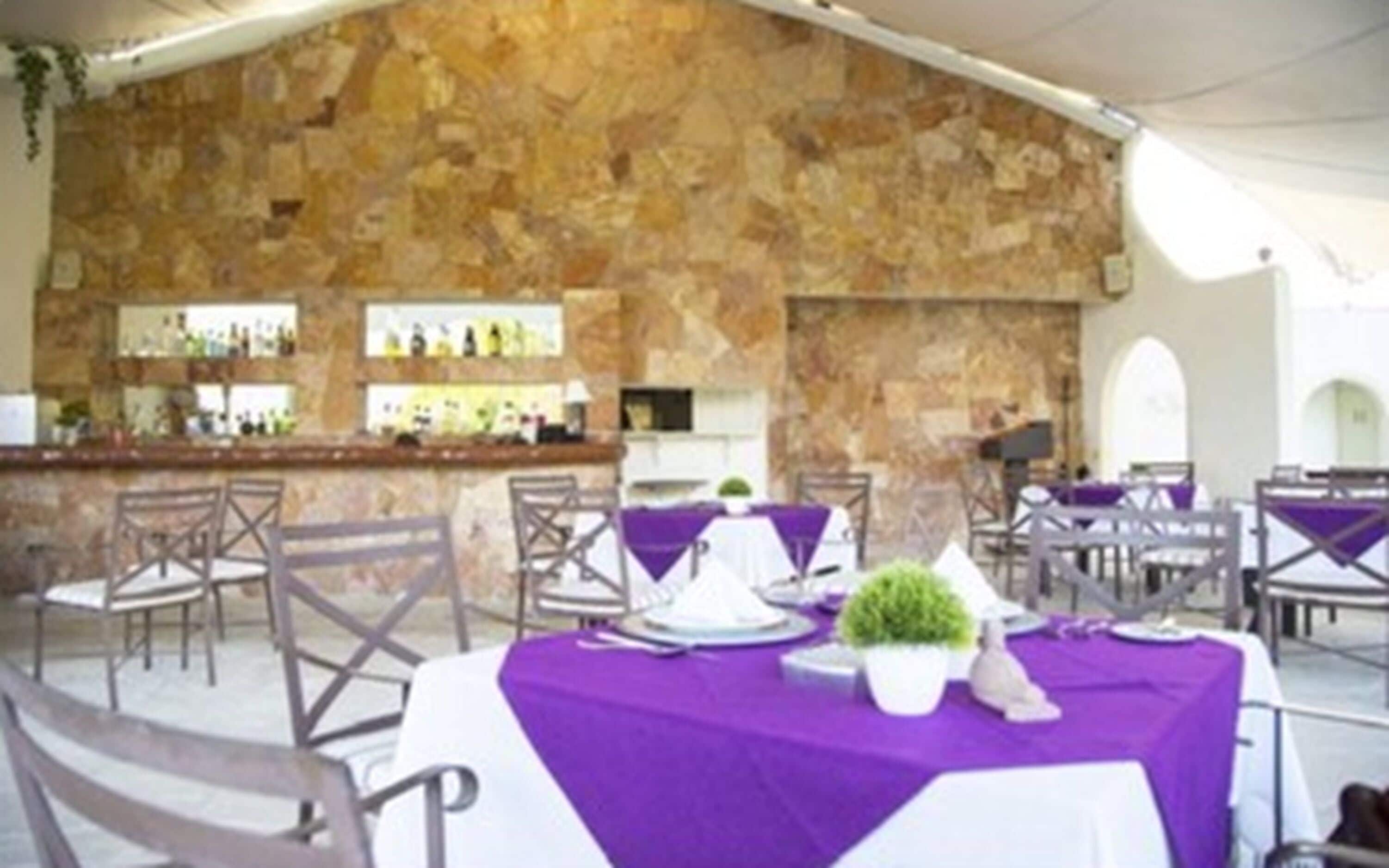 Pequenos-almoços, almoços, jantares servidos, cozinha internacional 