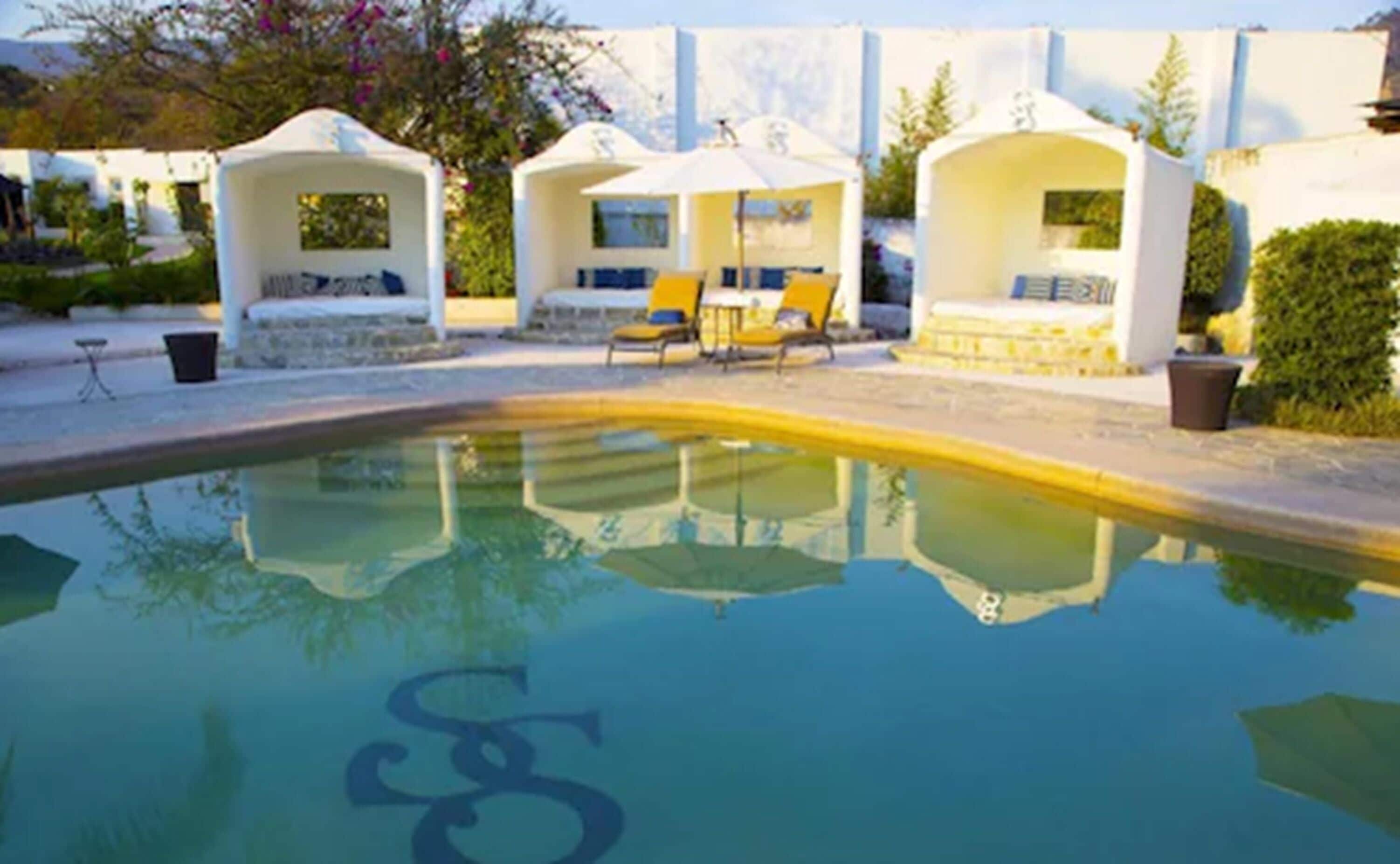 Piscina exterior, guarda-sóis, espreguiçadeiras 