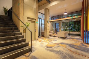 Área de estar no saguão