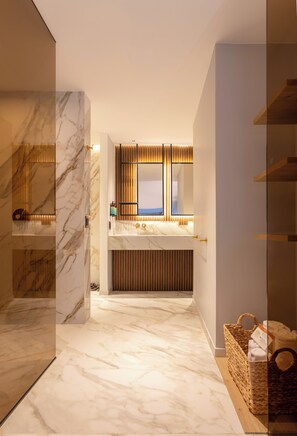 Quarto luxo, 1 cama King | Banheiro | Produtos de toalete grátis, secador de cabelo, toalhas de banho 