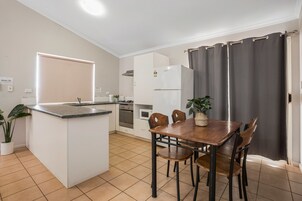 Cabana de Madeira Familiar, 2 quartos (Park Home) | Cozinha privada | Uma cafeteira/bule, um frigorífico, uma chaleira elétrica