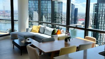 Apartamento Executivo, 3 quartos | Sala de estar | TV de ecrã plano