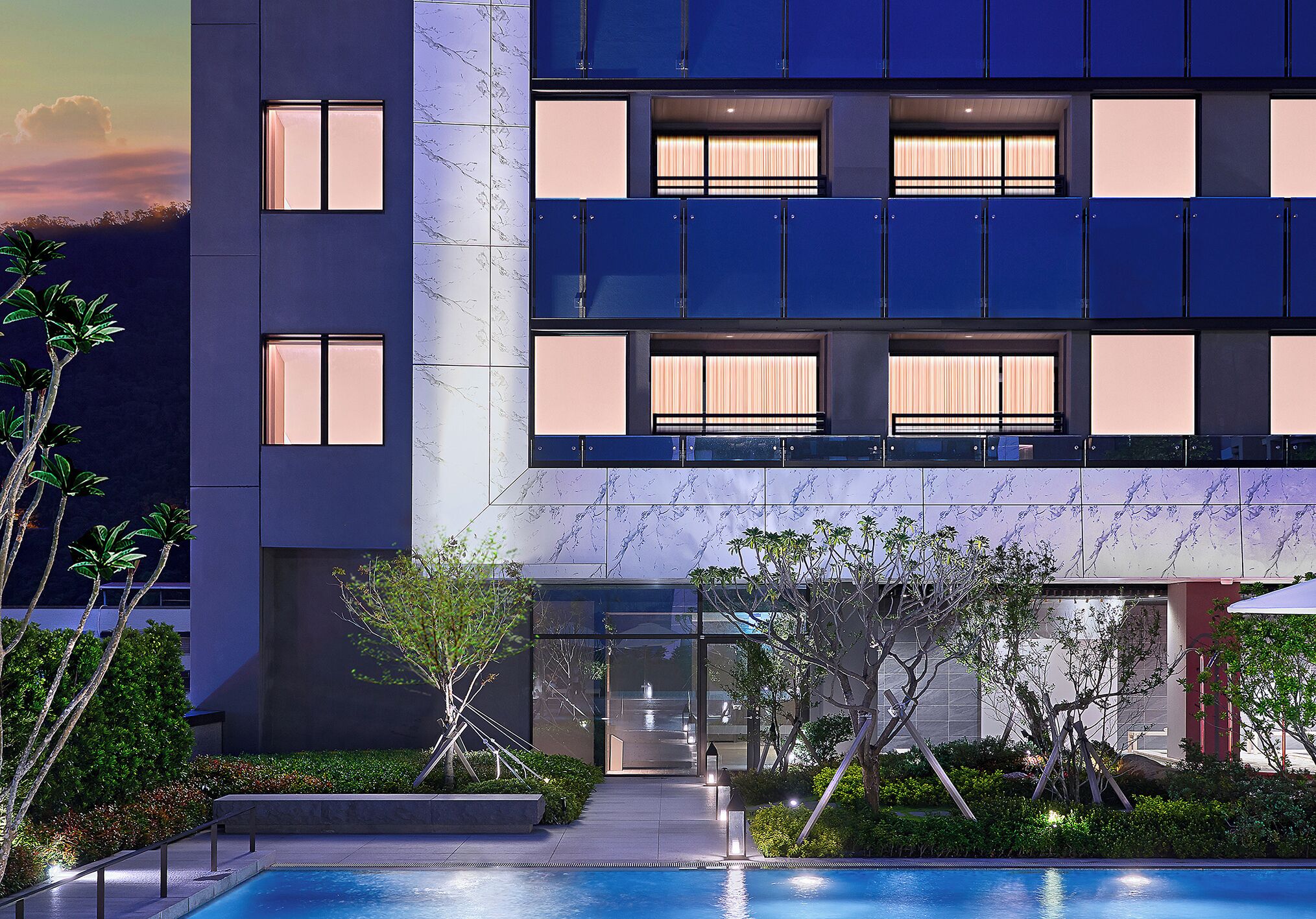 Piscina externa, funciona das 7h às 22h, guarda-sóis, espreguiçadeiras