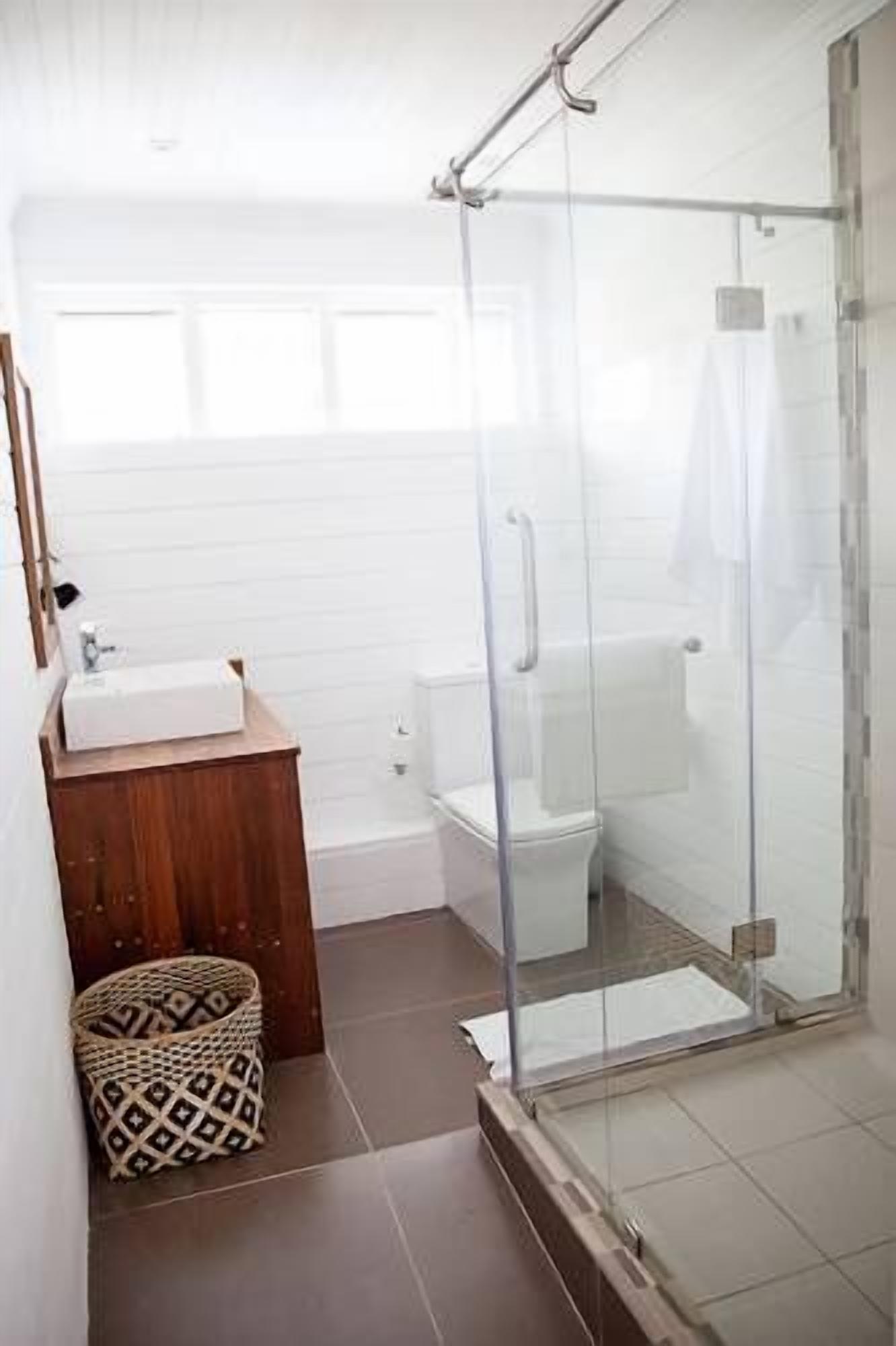 Quarto Duplo, vista para o jardim | Casa de banho | Um polibã, artigos de higiene pessoal grátis, um secador de cabelo 