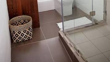 Quarto Duplo, vista para o jardim | Casa de banho | Um polibã, artigos de higiene pessoal grátis, um secador de cabelo