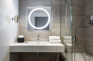 xxChambre Exécutive Double ou avec lits jumeaux, accessible aux personnes à mobilité réduite | Casa de banho | Um polibã, artigos de higiene pessoal grátis, um secador de cabelo
