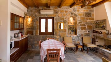 Traditional Stone Studio | Kitchenette privada | Um frigorífico, um micro-ondas, um forno, uma placa de cozinha